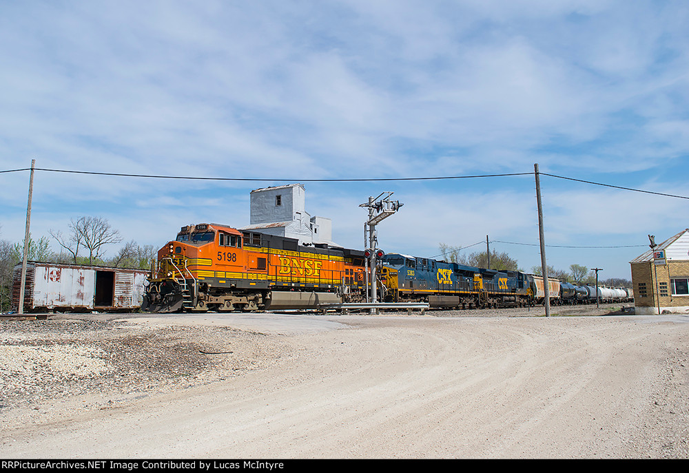 BNSF 5198 westbound BNSF manifest train